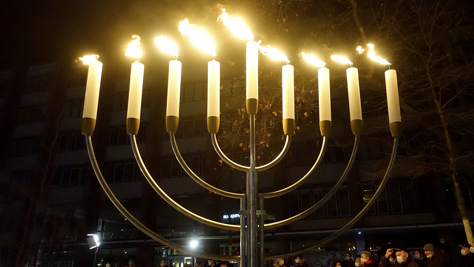 Erew des 8. Tages Chanukka: Entzünden aller acht Chanukka-Kerzen ...